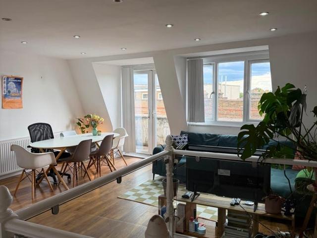 Room at Stoke Newington High Street, Greater London
