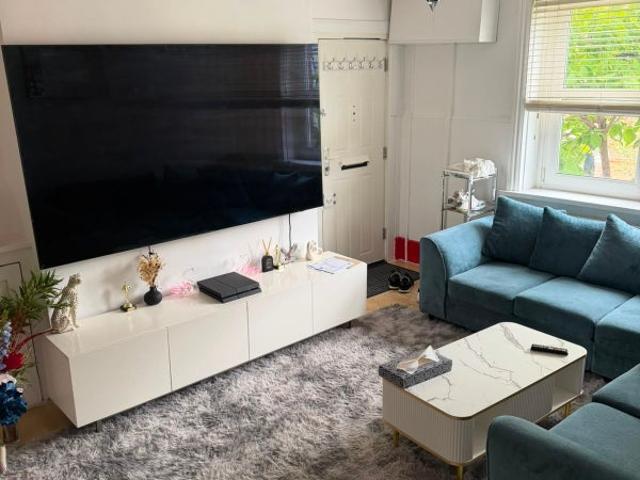 Room at Stoke Newington High Street, Greater London