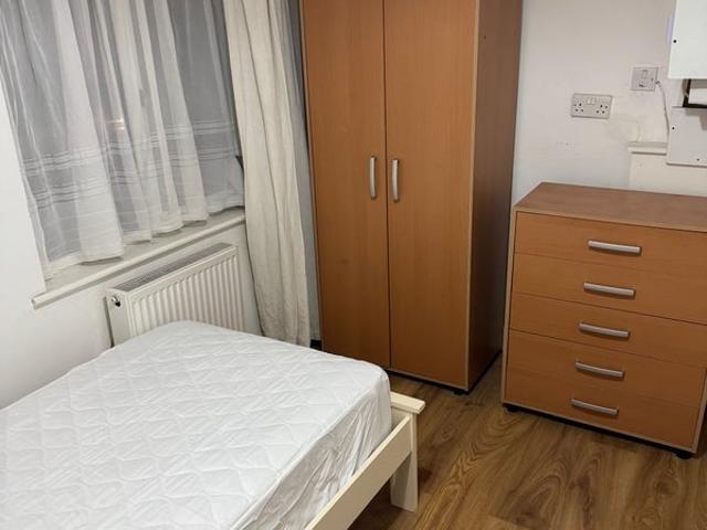 Room at Stoke Poges Lane, Slough