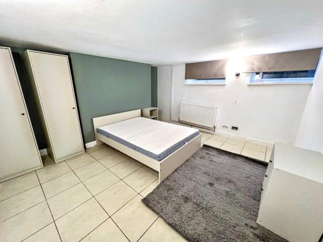 Room at Stratford Road, Watford