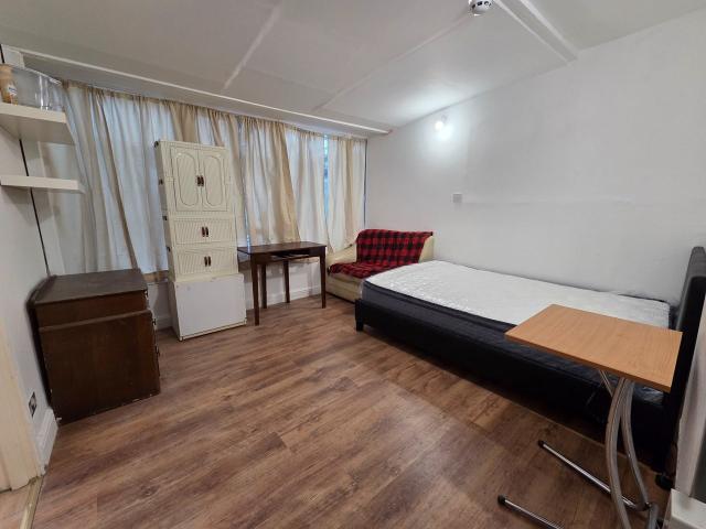 Room at Strattondale Street, Greater London
