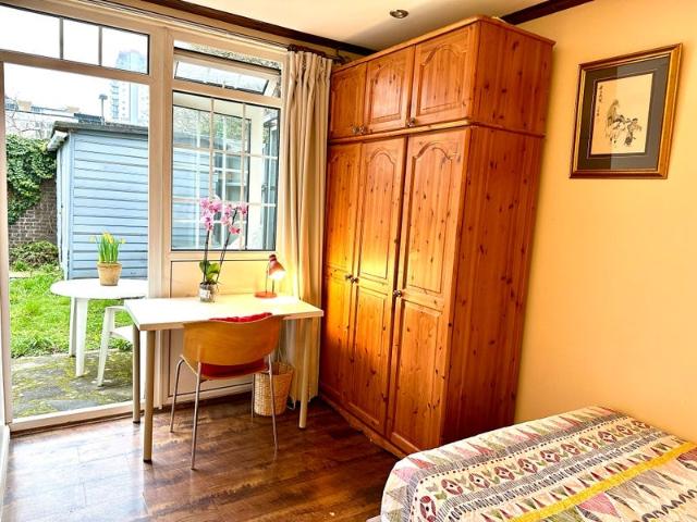 Room at Strafford Street, Greater London