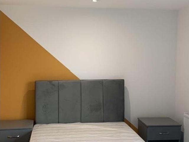 Room at Straits Parade, Bristol