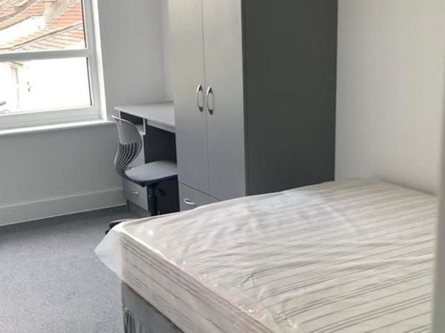 Room at Straits Parade, Bristol