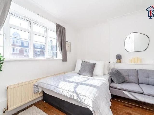Room at Streatham High Road, Greater London
