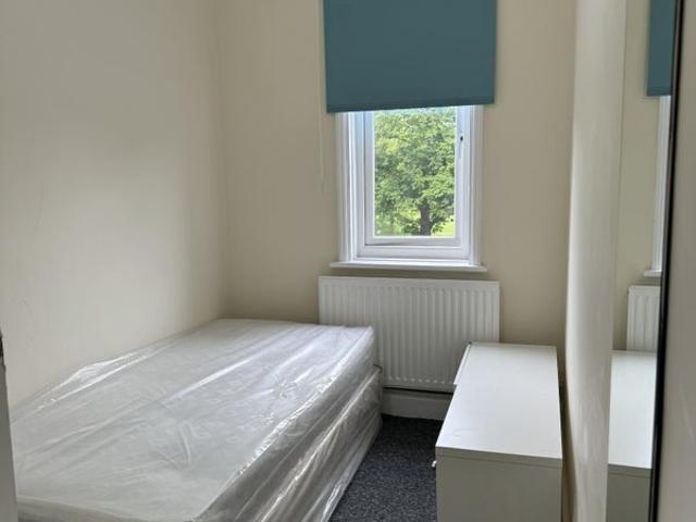 Room at Streatham High Road, Greater London