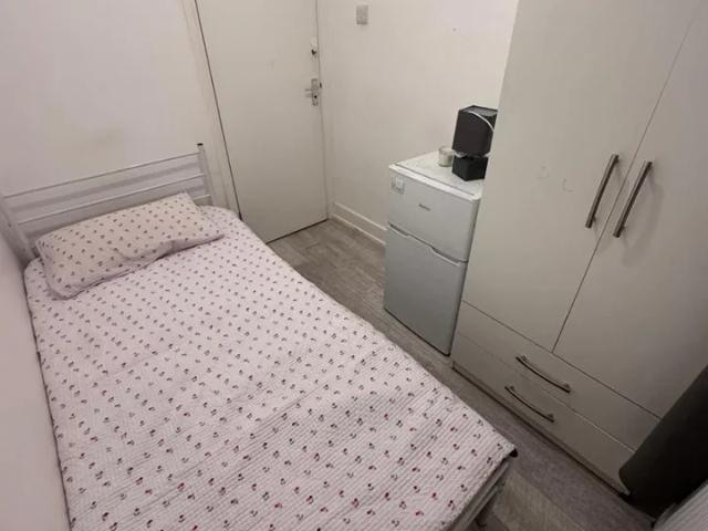 Room at Streatham Road, Greater London