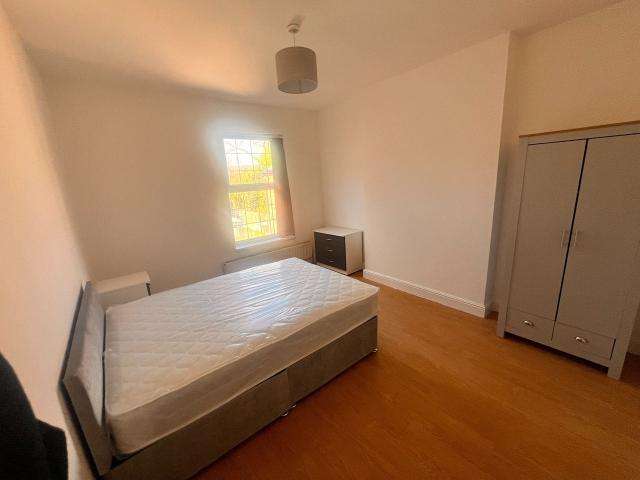 Room at Summer Road, Birmingham
