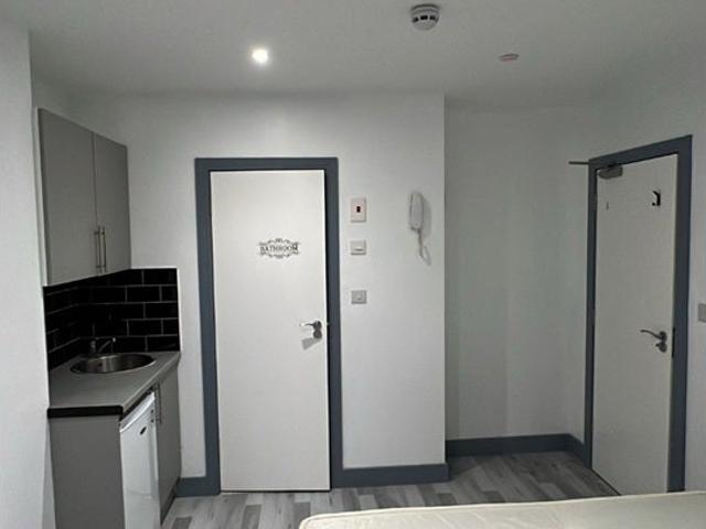 Room at Summit Road, Greater London