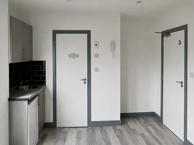 Room at Summit Road, Greater London