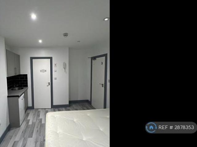 Room at Summit Road, Greater London