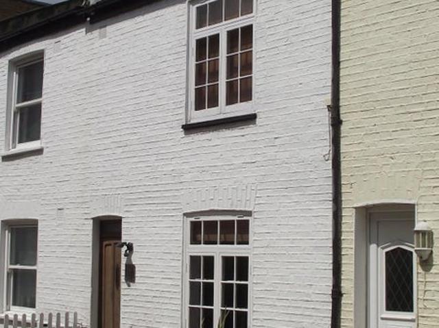 Room at Sun Road, Greater London