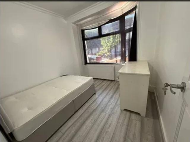Room at Sunnyside Road South, Greater London