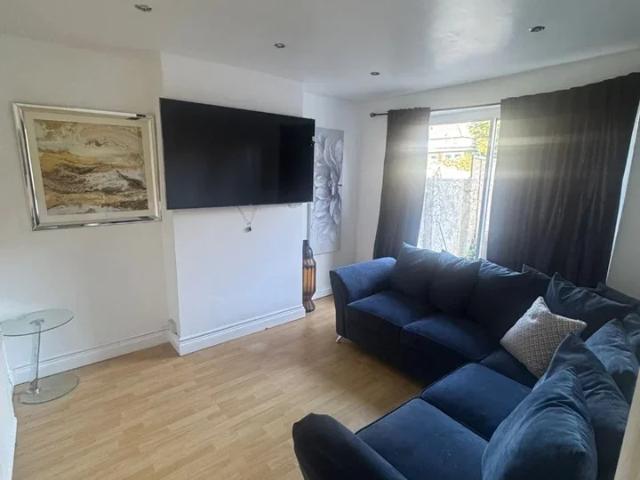 Room at Sundale Avenue, Greater London