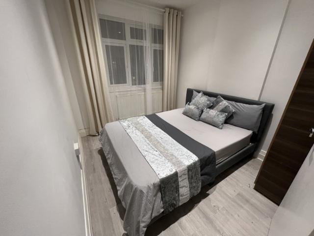 Room at Sunset Road, Greater London