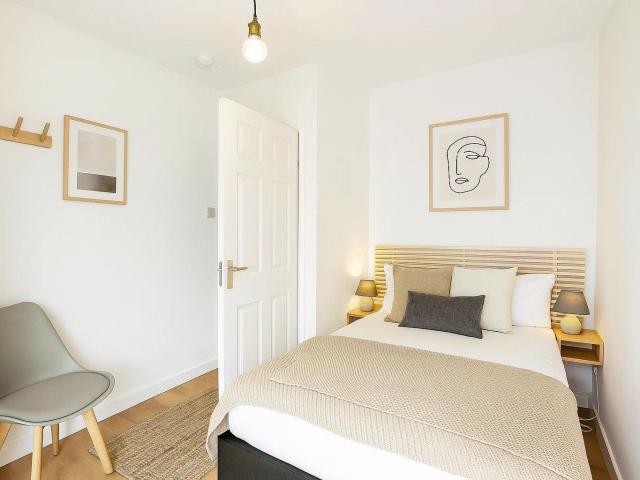 Room at Sutherland Street, City of Westminster
