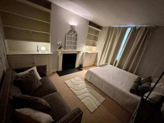 Room at Sutherland Row, City of Westminster