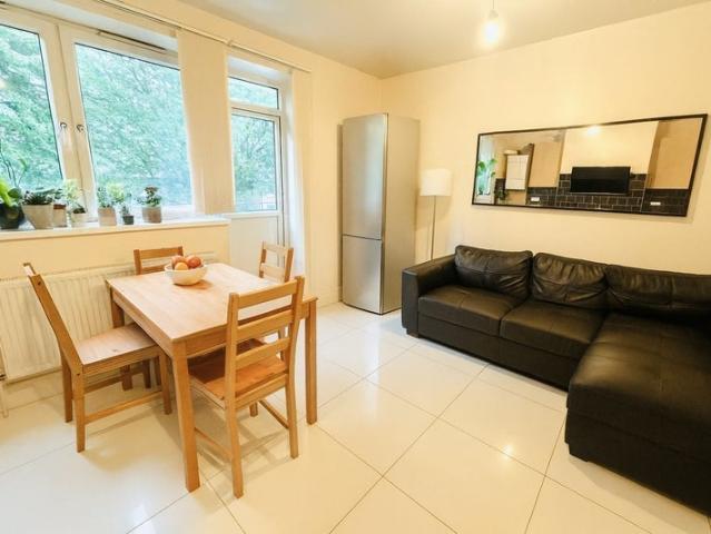 Room at Swan Road, Greater London