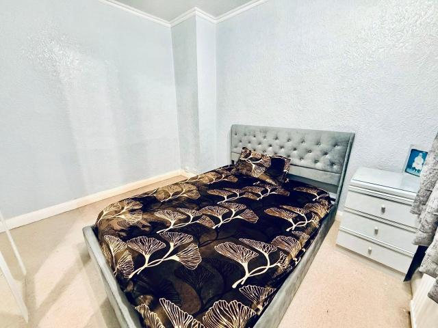 Room at Swan Road, Greater London