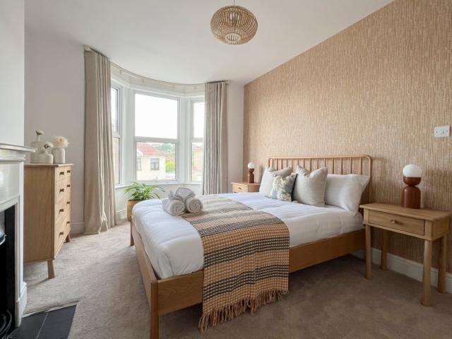 Room at Sylvia Avenue, Bristol