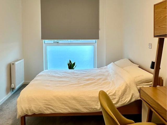 Room at Saint John's Hill, Greater London