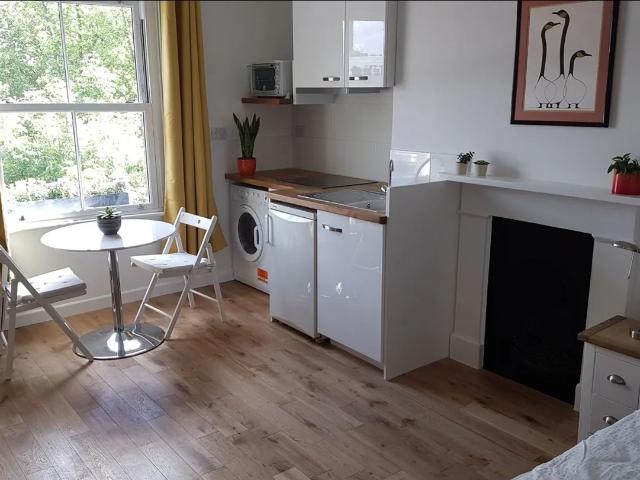 Room at Saint Lawrence Terrace, Greater London