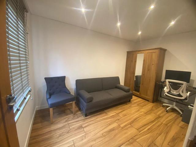Room at Saintbury Road, Glenfield