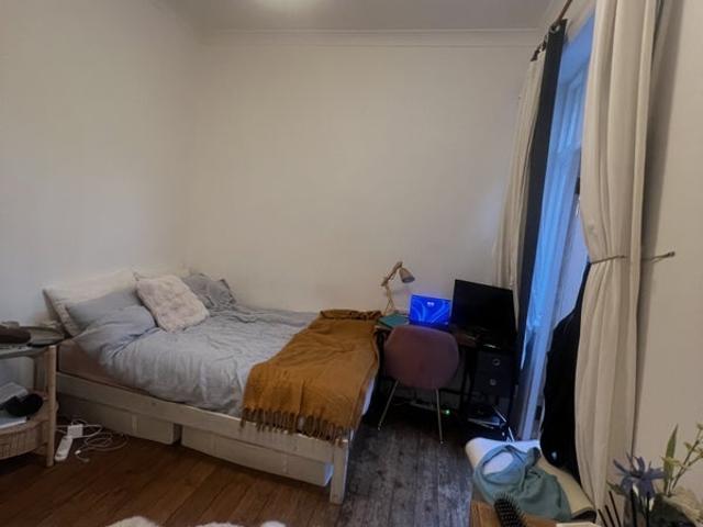 Room at Salford Road, Greater London
