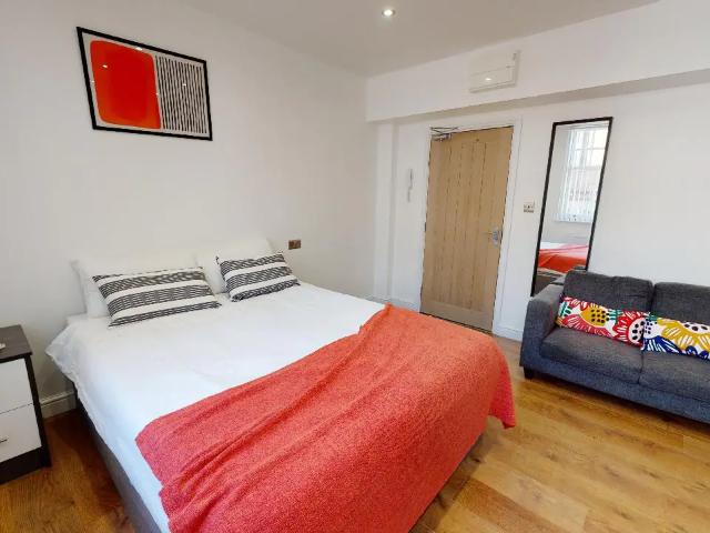 Room at Salisbury Road, Leicester