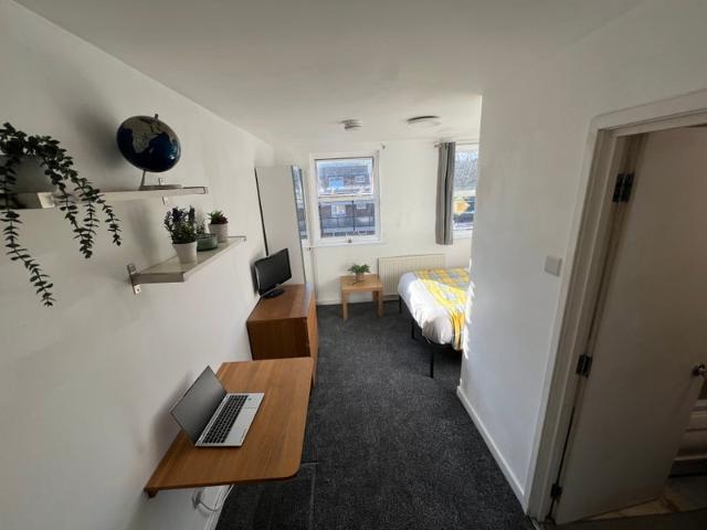 Room at Saltwell Street, Greater London