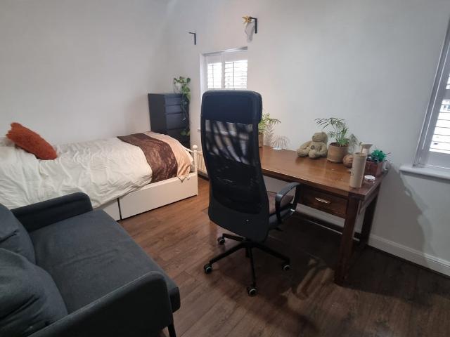 Room at San Marcos Drive, Grays
