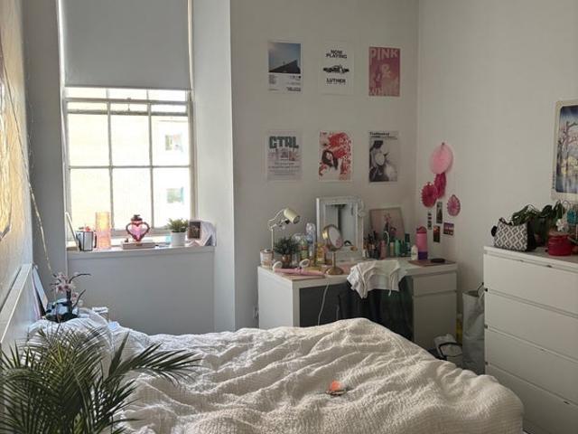 Room at Sandyford Place, Glasgow