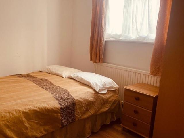 Room at Santley Street, Greater London