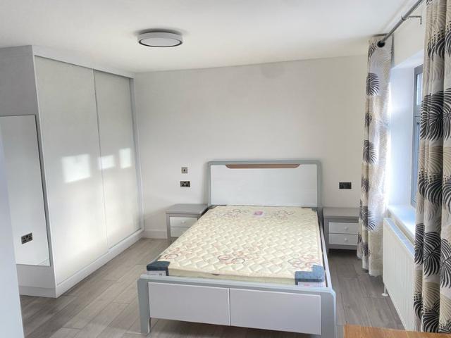 Room at Saxon Drive, Greater London