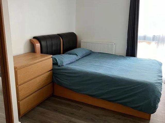 Room at Saxton Close, Grays