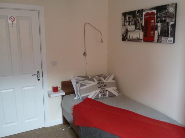 Room at School Avenue, Basildon