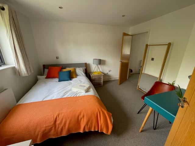 Room at Scott Avenue, Greater London