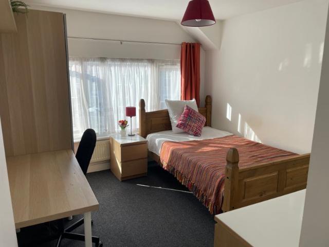 Room at Second Avenue, Bristol