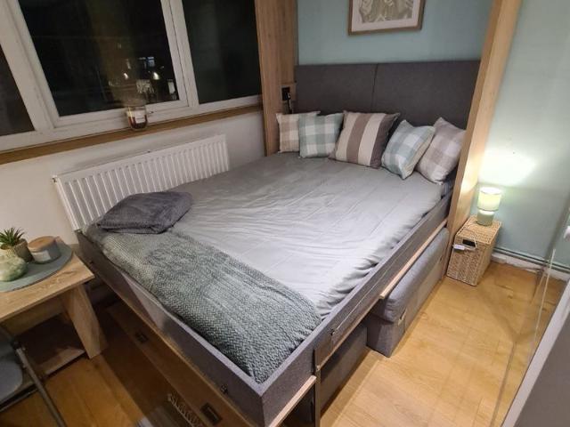 Room at Seacourt Road, Greater London
