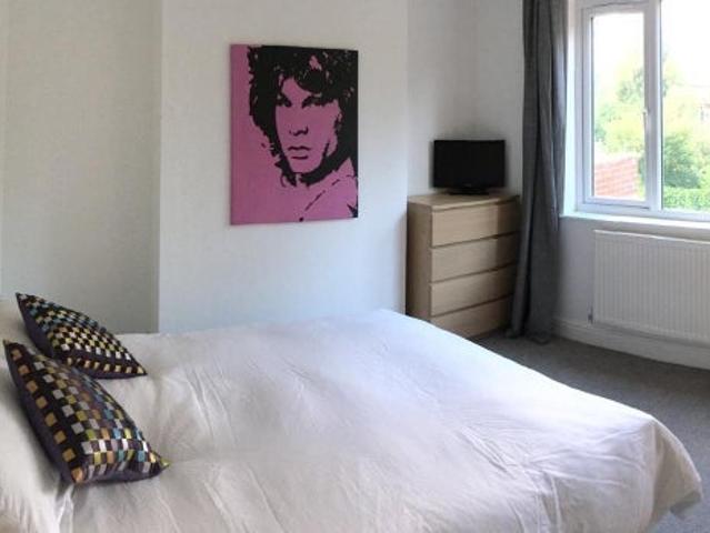 Room at Seely Road, Greater London