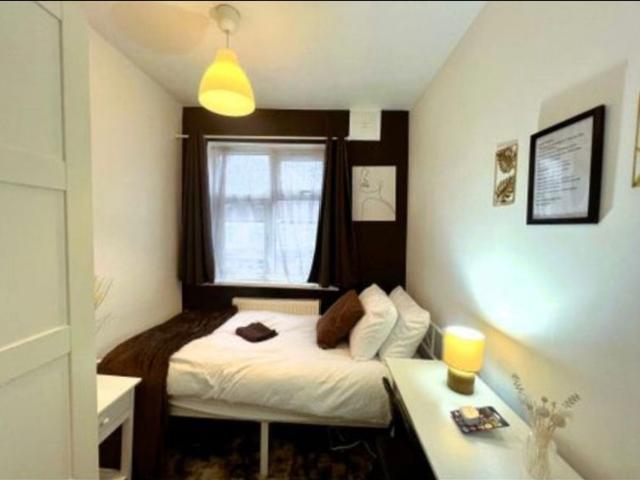 Room at Seely Road, Greater London