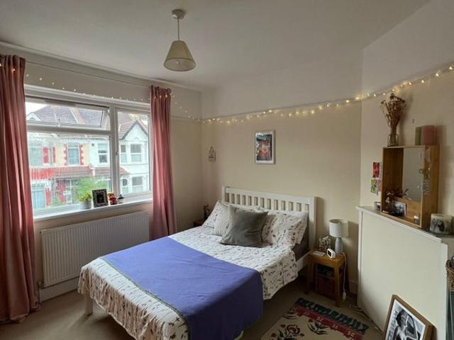 Room at Seely Road, Greater London