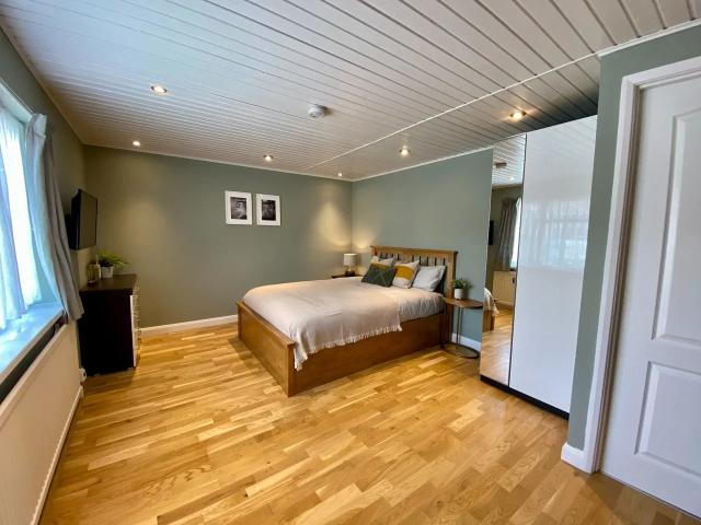 Room at Selby Gardens, Greater London