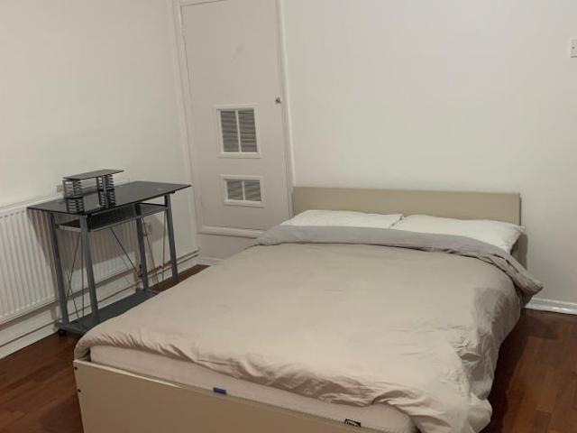 Room at Selborne Avenue, Greater London