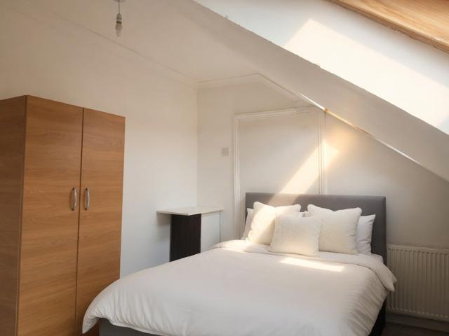 Room at Selwyn Avenue, Greater London
