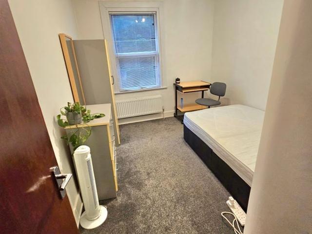 Room at Selwyn Avenue, Greater London