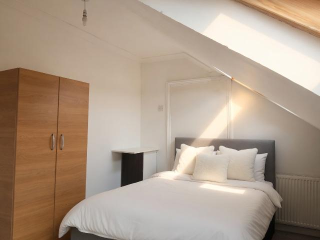 Room at Selwyn Avenue, Greater London