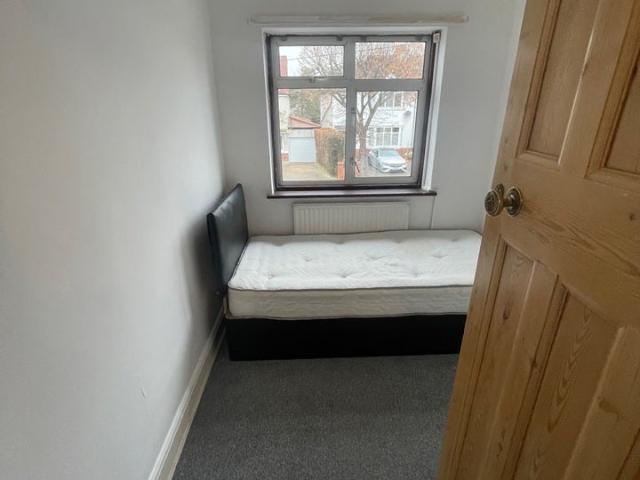 Room at Selwyn Road, Greater London