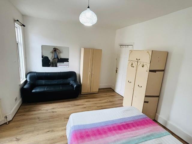 Room at Seventh Avenue, Greater London