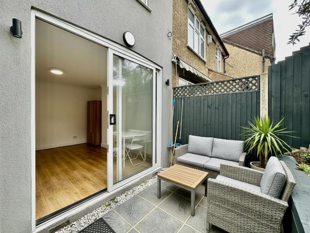 Room at Seymour Road, Luton